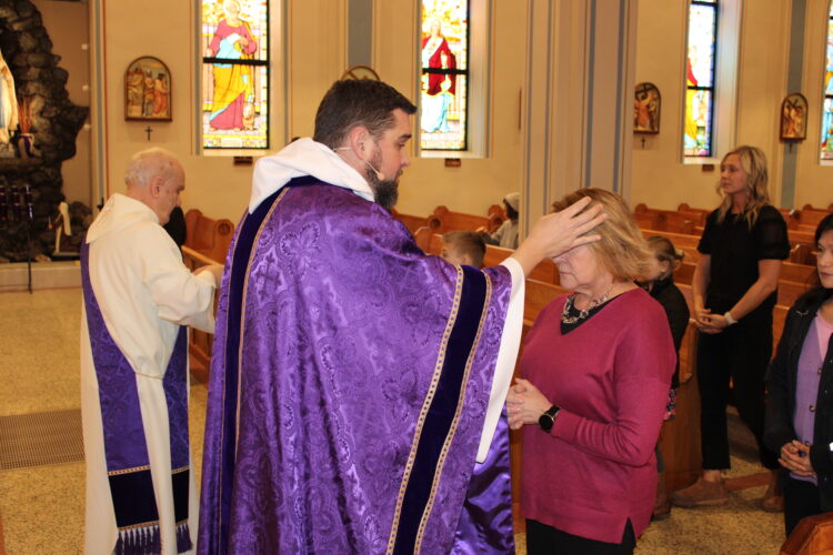 Ash Wednesday service | News, Sports, Jobs - The Daily News